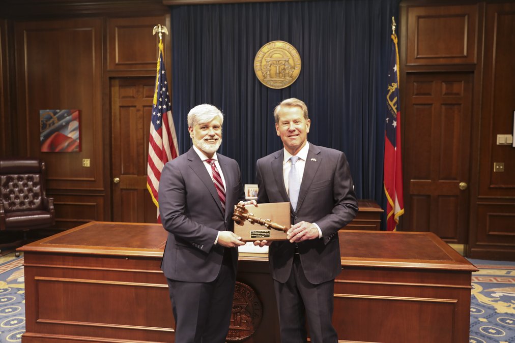 Gov. Brian Kemp swears in Judge Kevin Morris of the Alcovy Judicial ...